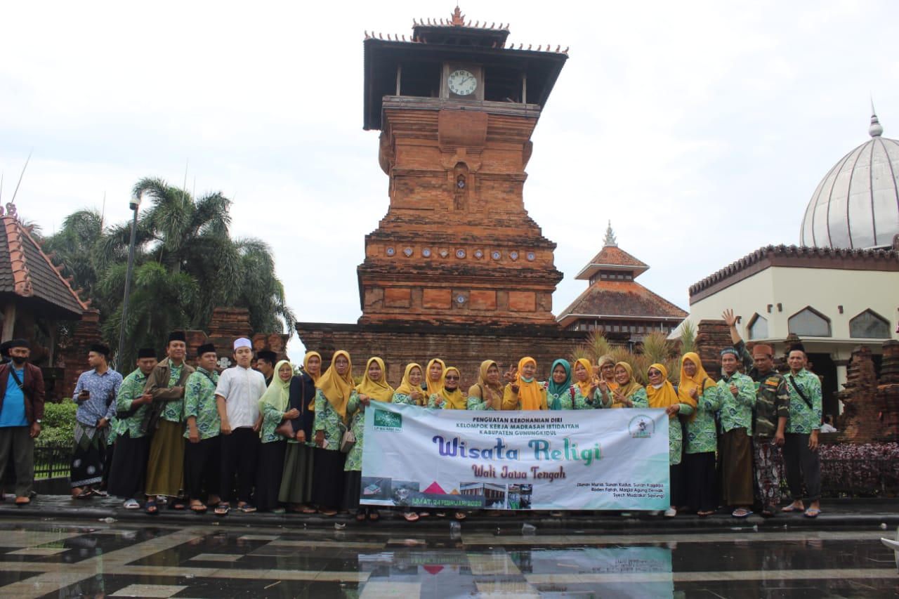 Perkuat Kerohanian Diri, KKMI Ma'arif Gunungkidul Adakan Ziarah Wali ...